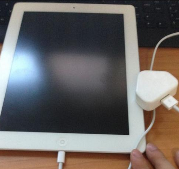 iPad Air黑屏死机怎么办 iPad mini突然黑屏死机_360新知